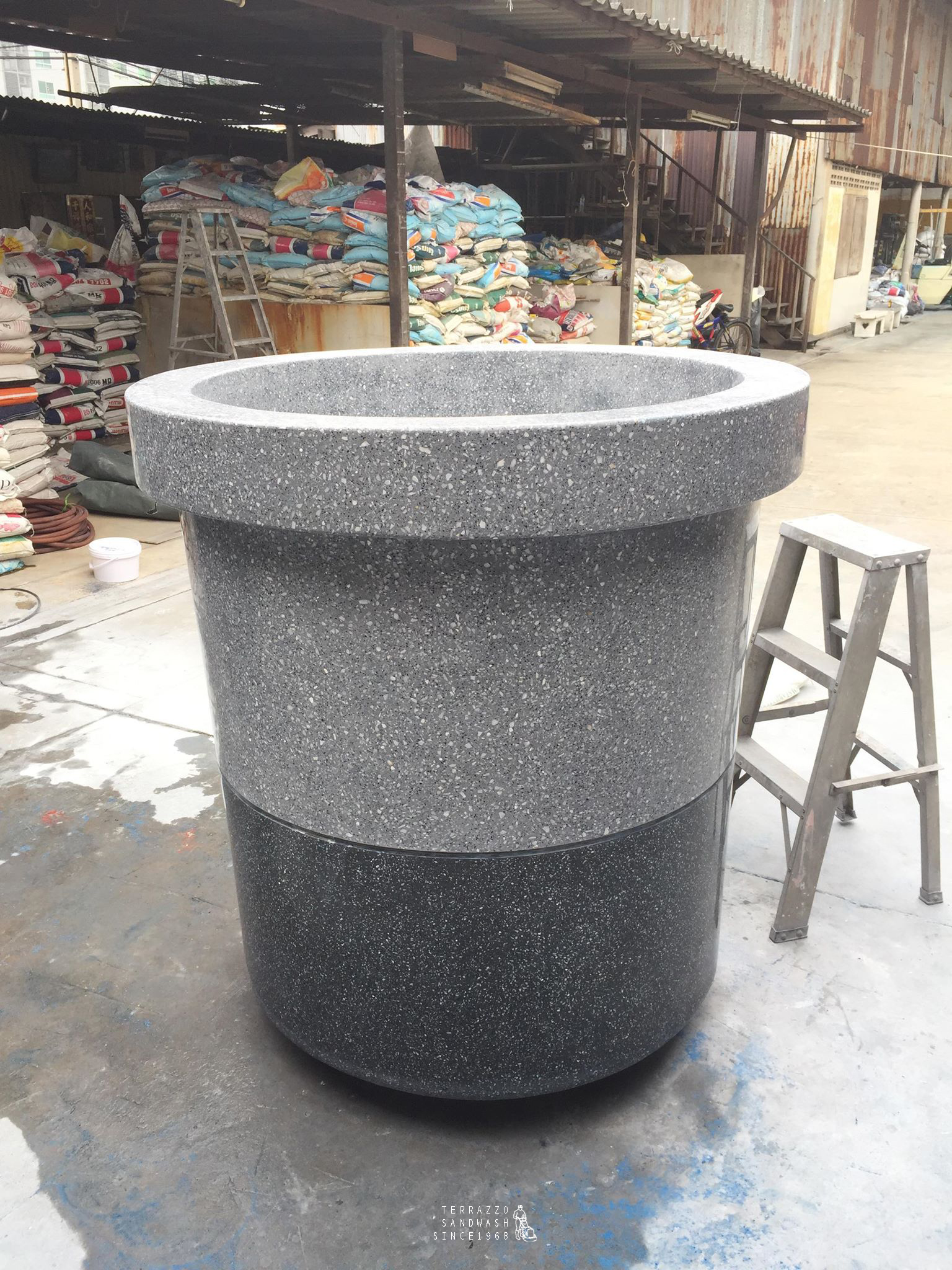 Tree pot @ Sindhorn Tower – THAMRONGCHAI